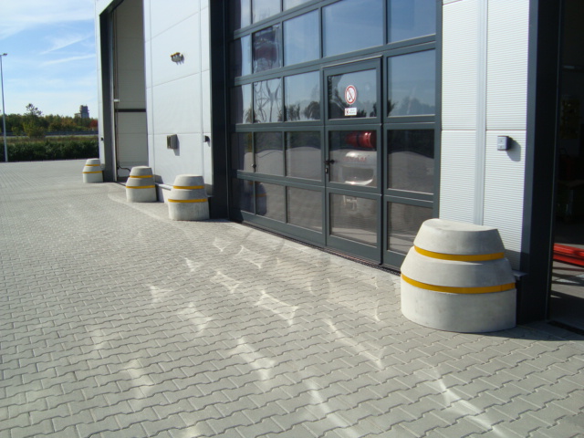 Anfahrschutzpoller Typ IIb 625x1250x1300 mm mit Reflexfolie